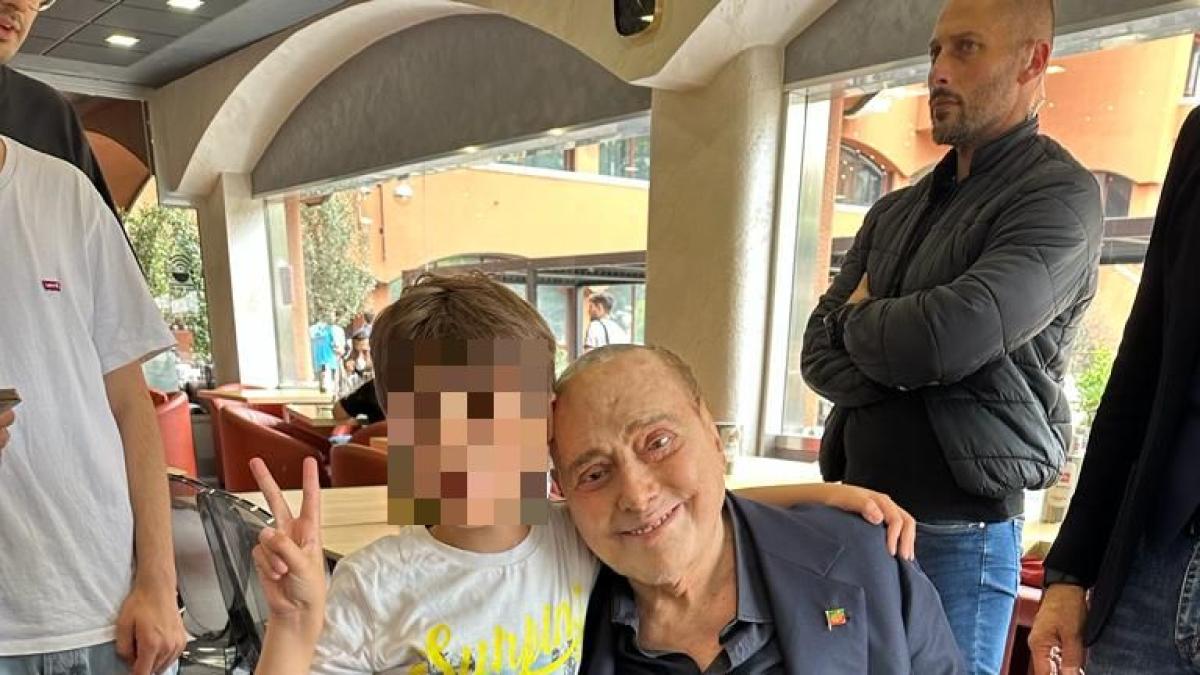 Berlusconi e l'ultima foto al bar di Milano 2: «In posa con mio figlio ...