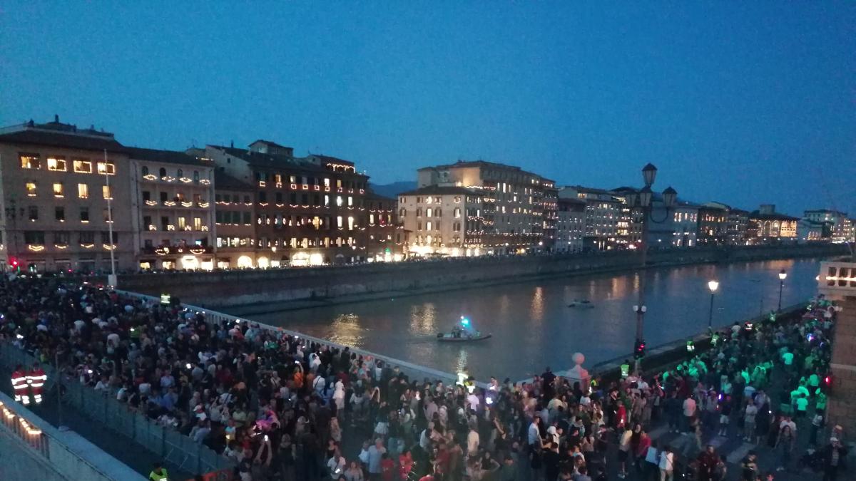 Pisa, la Luminara di San Ranieri fa il pienone | Corriere.it