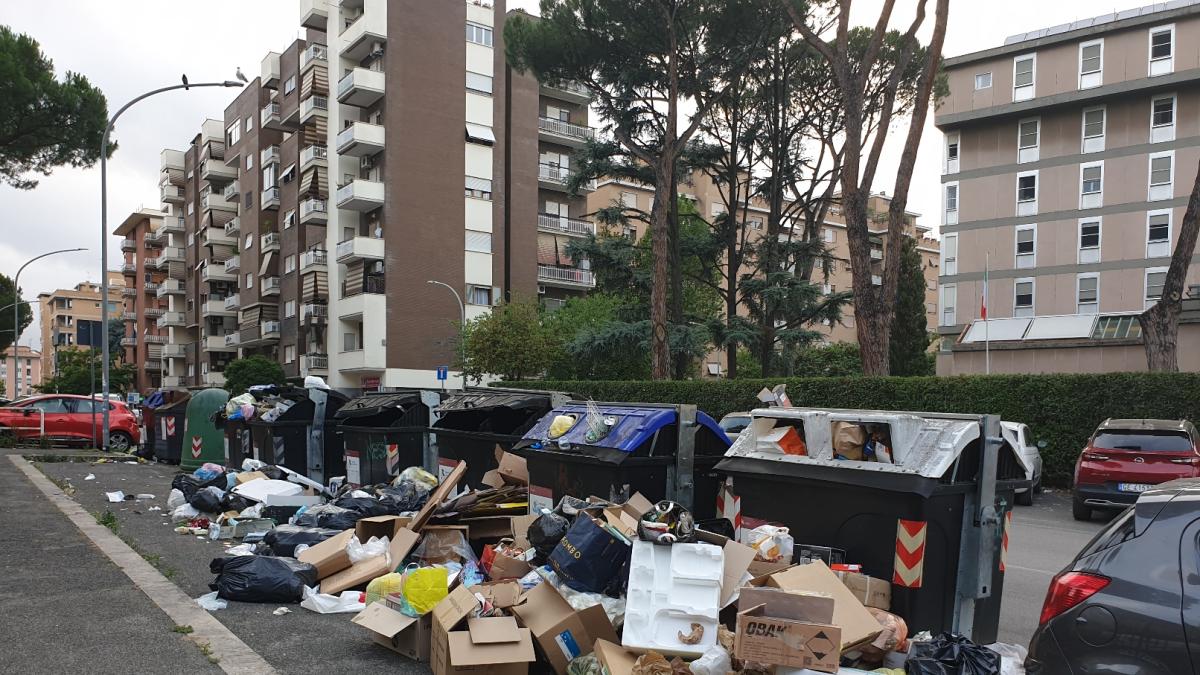 Rifiuti a Roma, ecco le nuove foto inviate dai lettori al Corriere ...