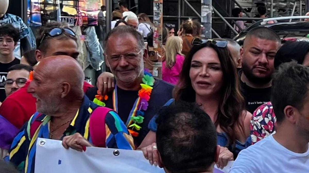 Napoli Pride, sfilano in migliaia: Anna Tatangelo guida il corteo. C'è ...