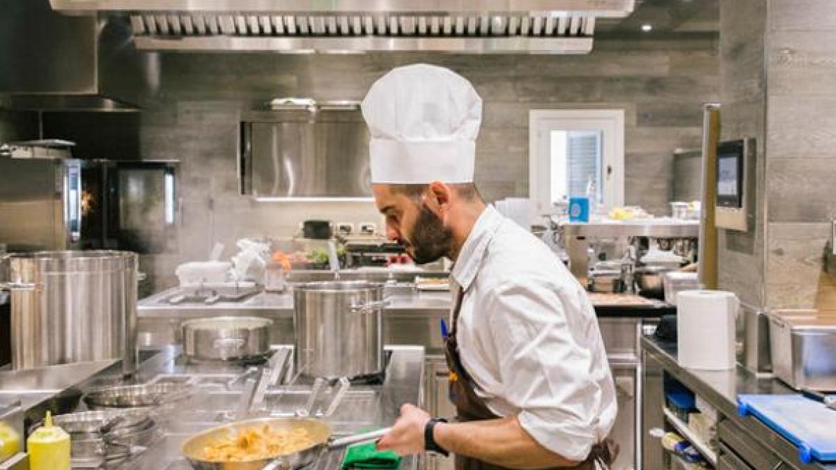 Oggi fare il cuoco è cool grazie a Masterchef. Ma sul mestiere si ...