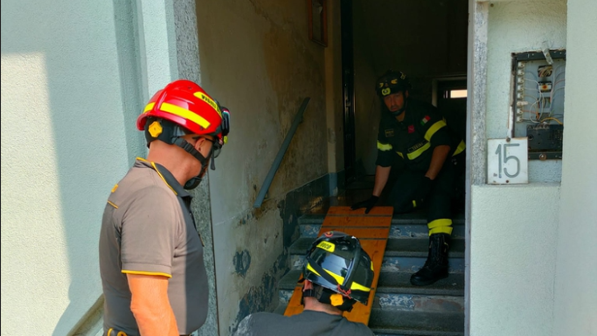 Torino, cede una scala in una casa Atc. Donna cade nel vano delle scale ...