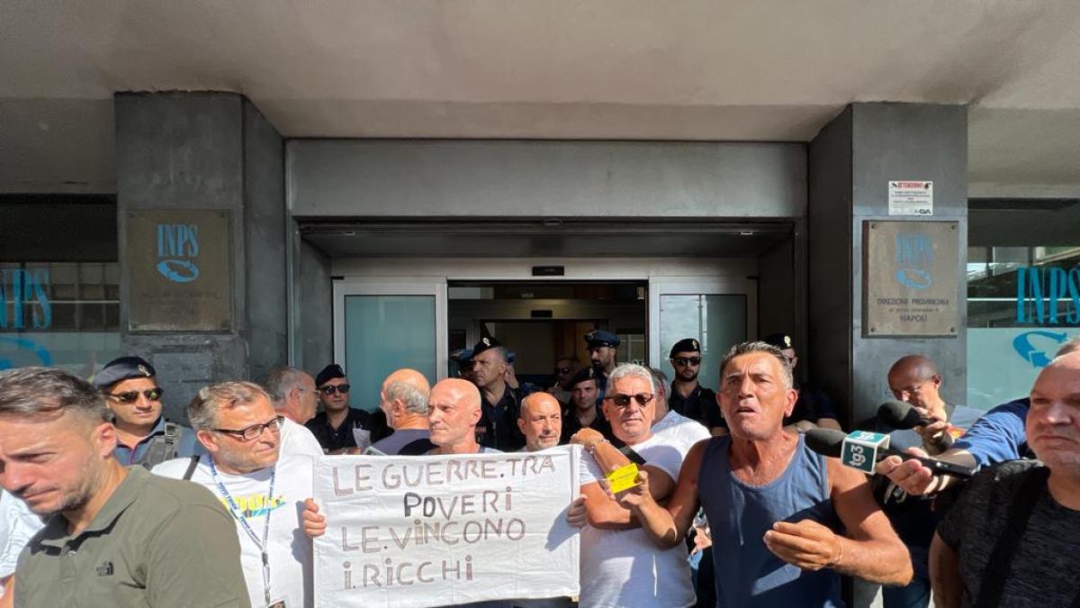 Stop al Reddito, protesta a Napoli davanti all'Inps | Corriere.it