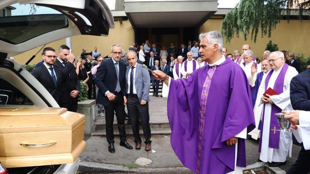 Don Matteo Prodi, chi è il prete di strada che ha celebrato il funerale ...