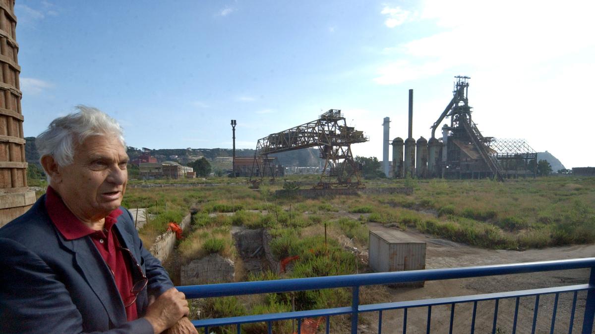 Inedito di Ermanno Rea su Bagnoli: pagine pre «dismissione» Lo ha trovato l'ultimo casco giallo ...