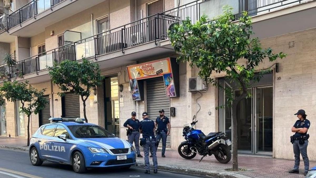 Taranto, colpi di pistola (a salve) sparati da un balcone in centro, a ...