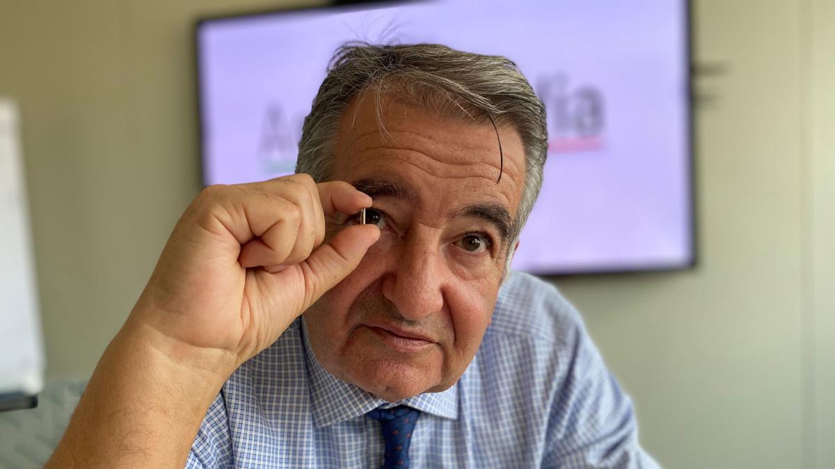 Gianni Donadel, 66 anni e quattro chip sottopelle: «Pago il caffè e ...