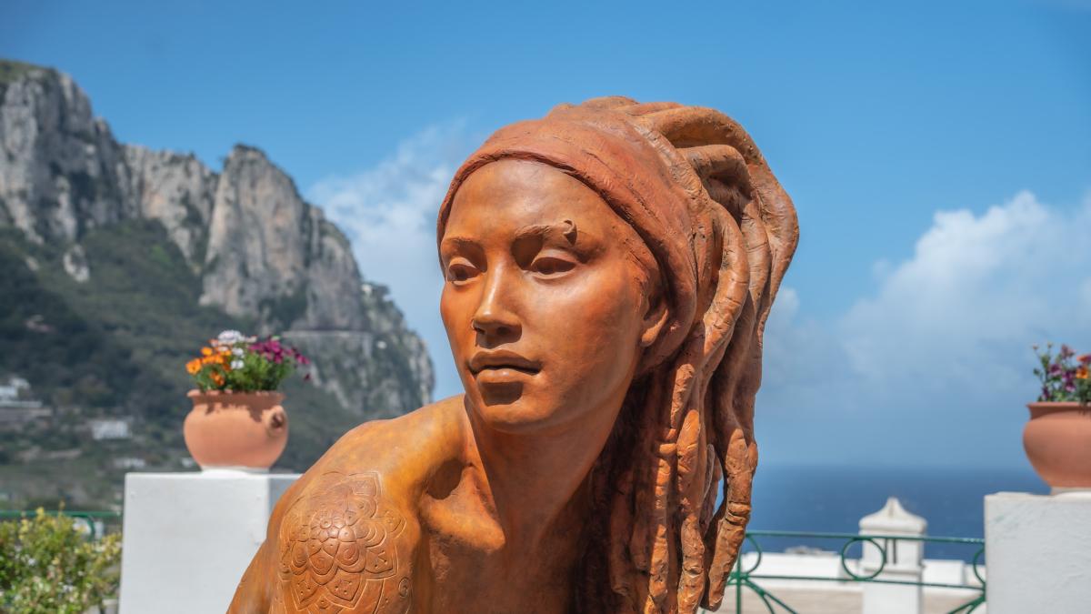 «Walking in beauty», la maxi installazione di Coderch & Malavia a Capri ...