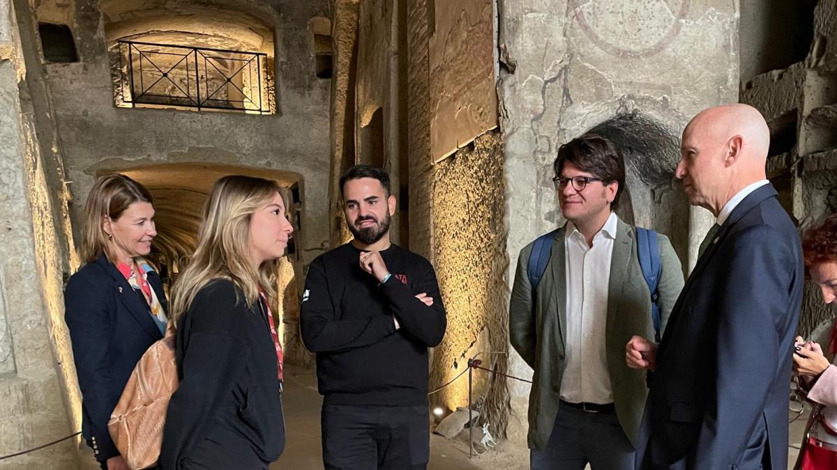 Napoli, l'ambasciatore Usa Markell in visita alle Catacombe di San ...