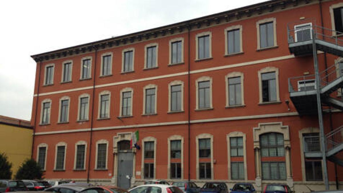 Monza, allarme all'istituto Olivetti: un 19enne in cerca dell'ex ...