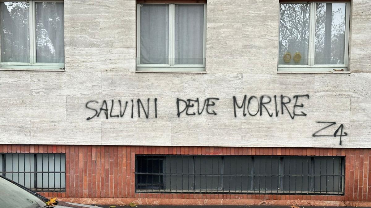 Milano, scritta minacciosa contro Salvini su un palazzo in piazzale ...