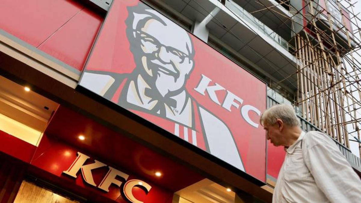 Napoli, banda del buco in azione in via Toledo: rapinato in pieno ...