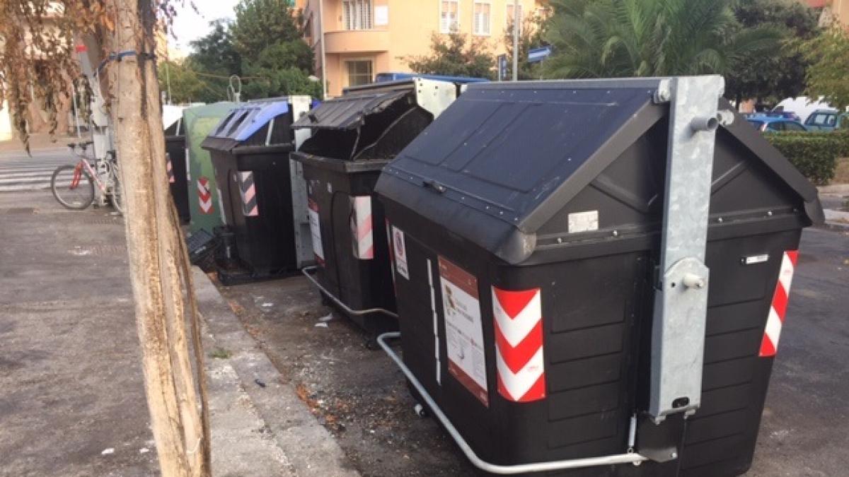 Roma Centocelle, lascia l'urna con le ceneri del padre al cassonetto ...