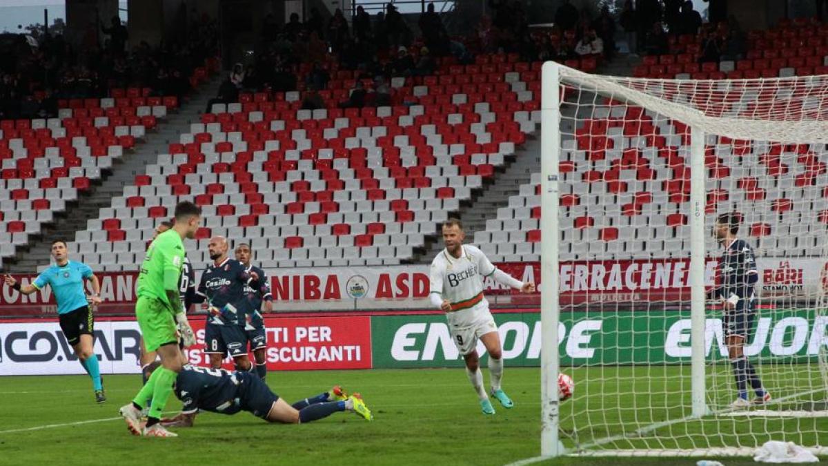 Bari sconfitto dal Venezia al San Nicola con tre reti. Prestazione da ...