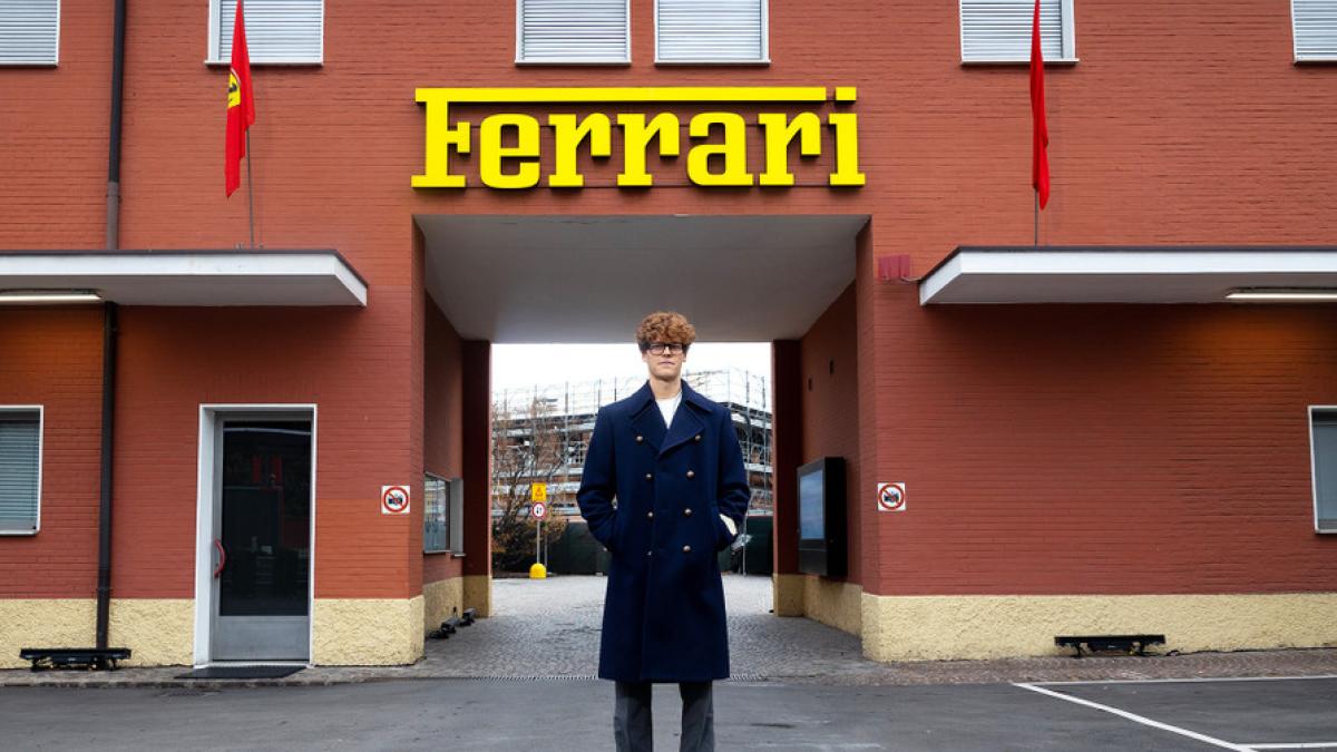 La visita di Jannik Sinner alla Ferrari: l'incontro con Vigna e Vasseur ...