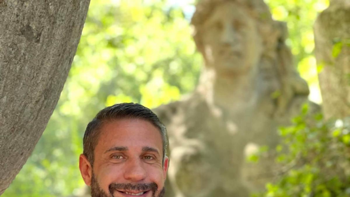 Il prof (senza contratto) ed ex pornostar Ruggero Freddi «licenziato ...