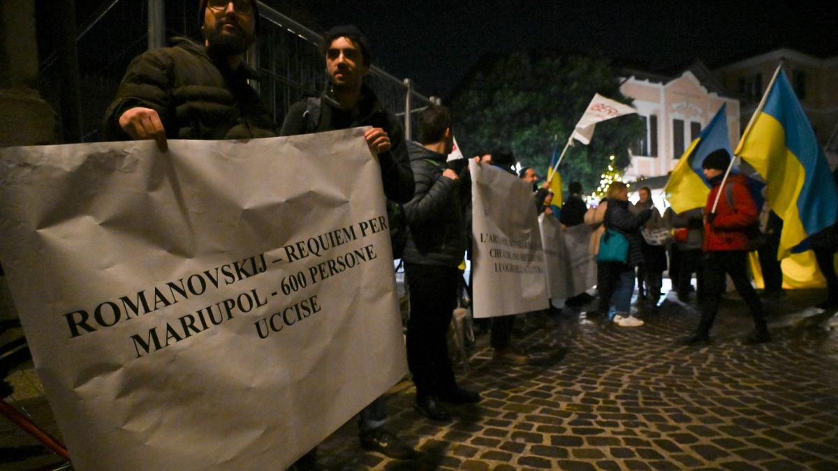 Padova, il pianista filo Putin Alexander Romanovsky si esibisce ...