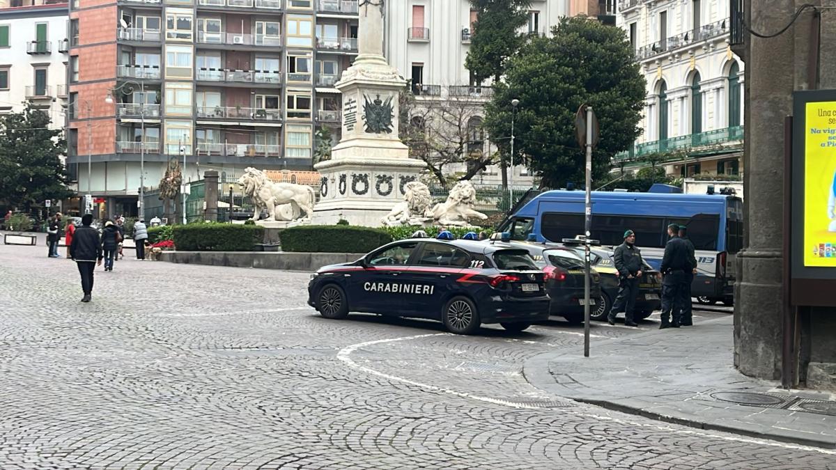 Movida della vigilia, a Napoli controlli e sanzioni ai baretti di ...