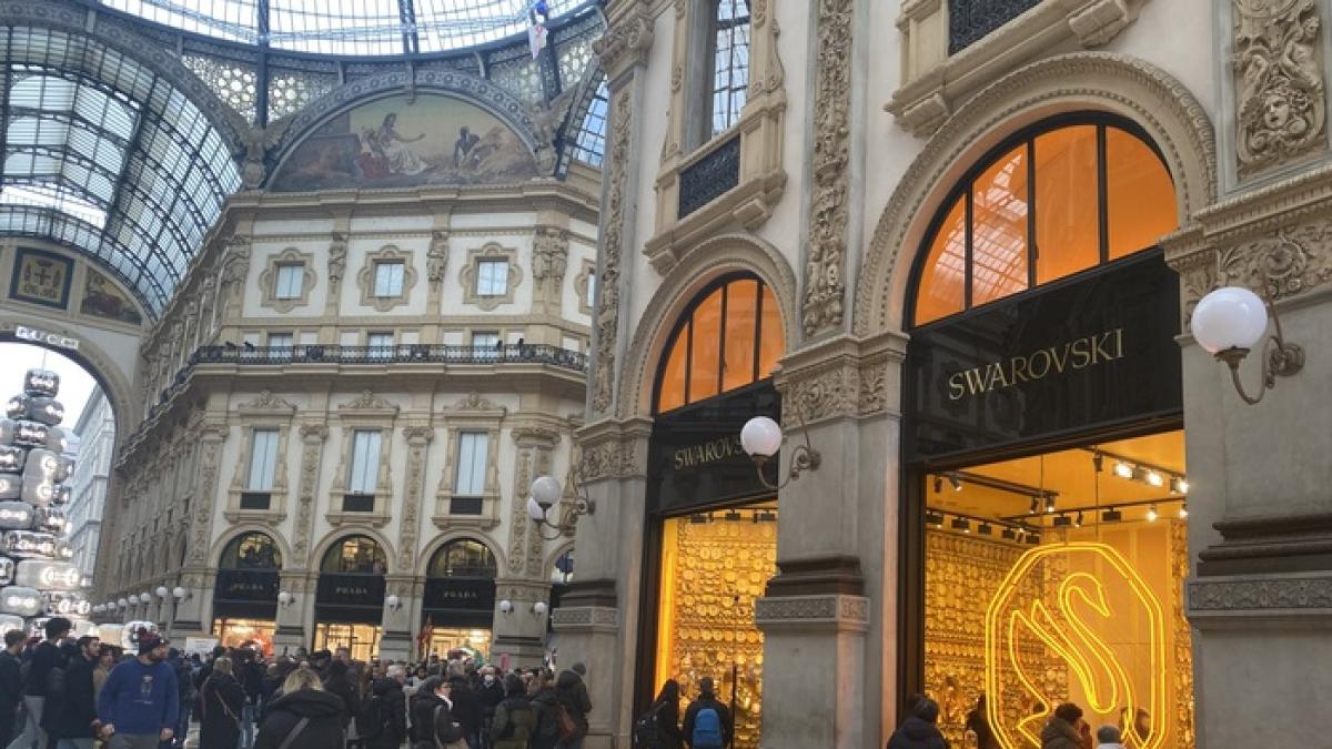 Milano, asta per il negozio Swarovski in Galleria Vittorio Emanuele II ...