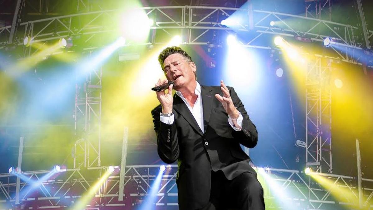 Tony Hadley illumina San Leucio. Il frontman degli Spandau Ballet ...