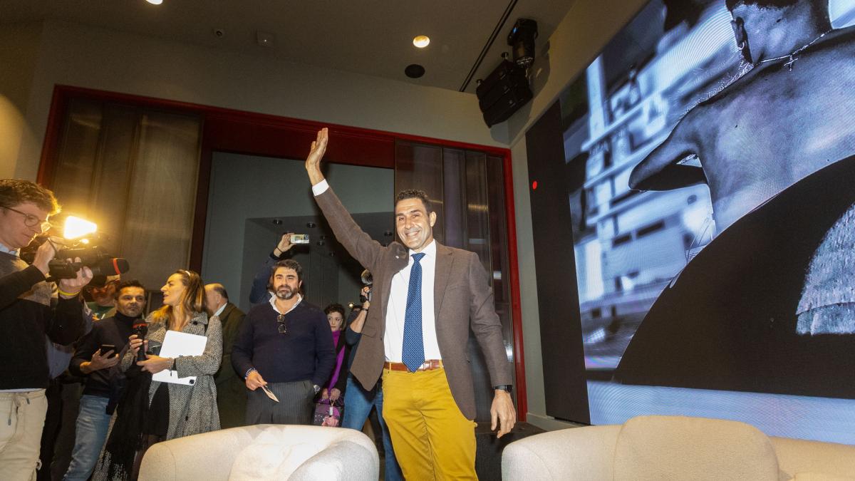 Milano, l’ex showgirl Sylvie Lubamba e i parà: fan del generale ...