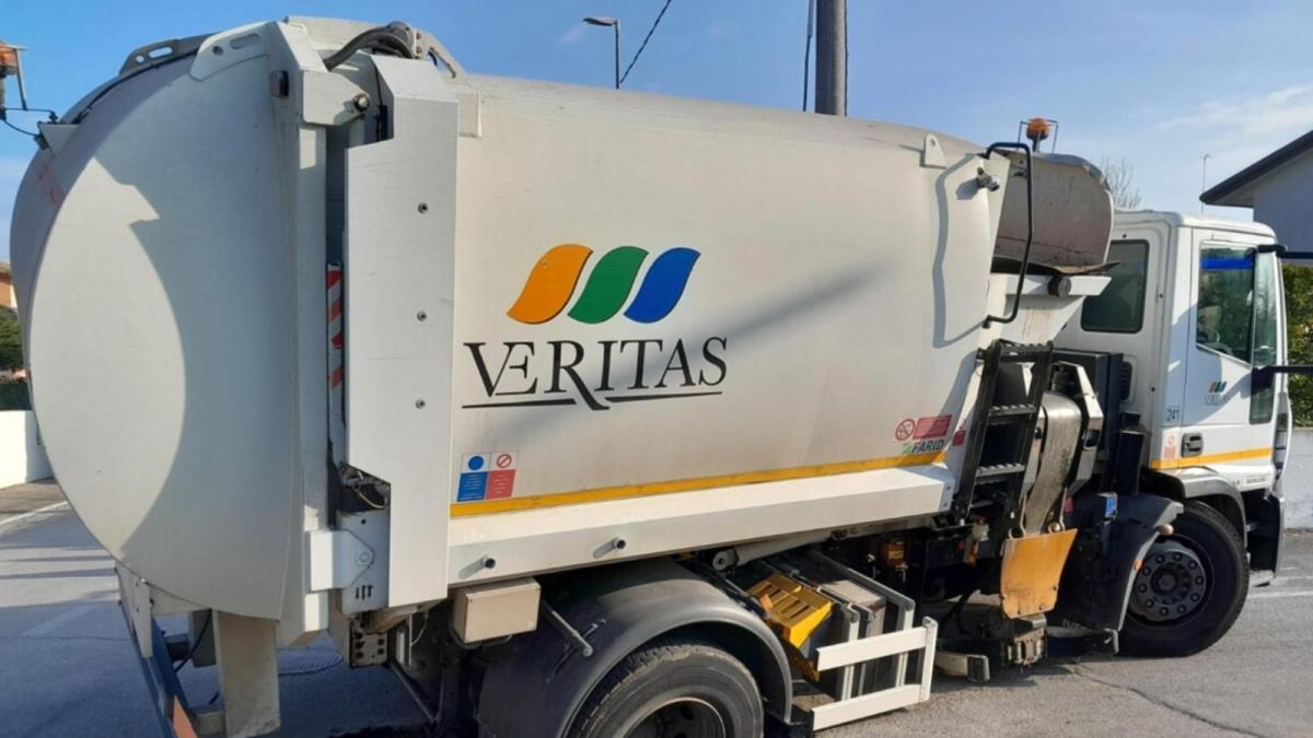 Chioggia, camion dei rifiuti in retromarcia investe e uccide un anziano ...