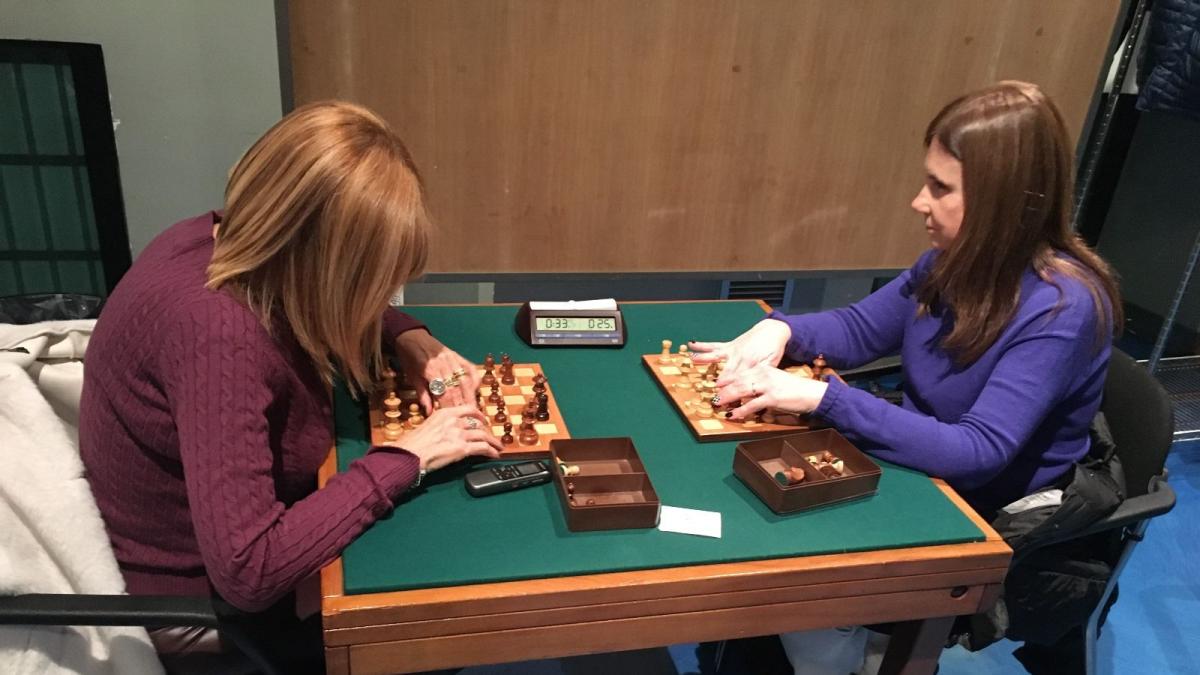 Torneo di scacchi «al buio», la sfida per non vedenti con le scacchiere ...