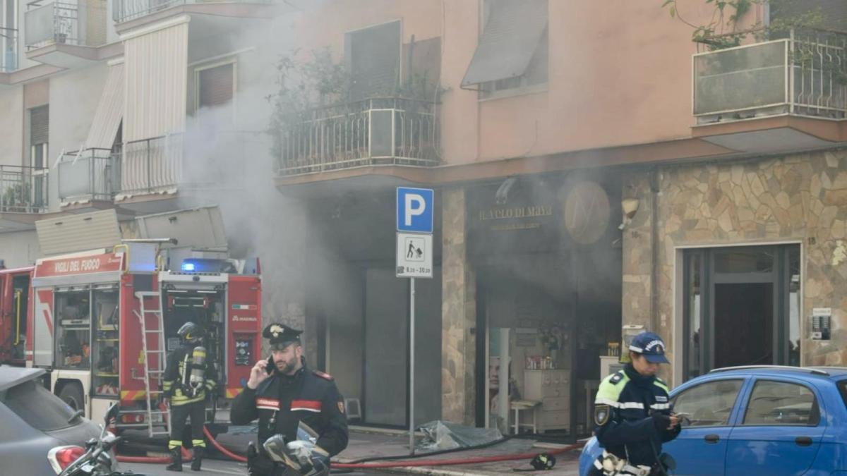 Bari, incendio in un centro estetico di via Laterza: clienti in fuga, danni ingenti | Corriere.it