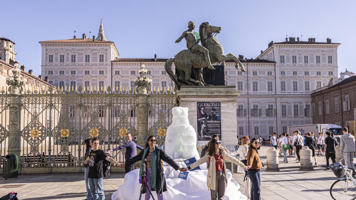 Torino, un orso di ghiaccio in piazza Castello | Corriere.it