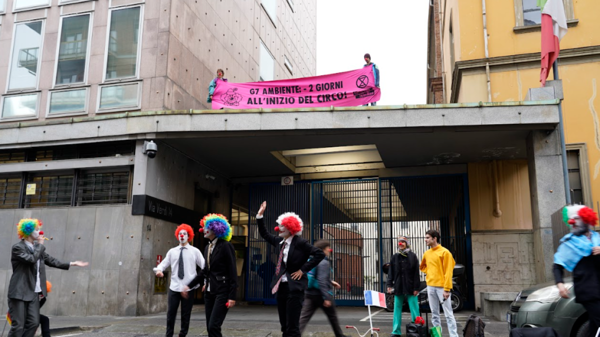 Torino, Extinction Rebellion in azione alla sede Rai. Clown e ...