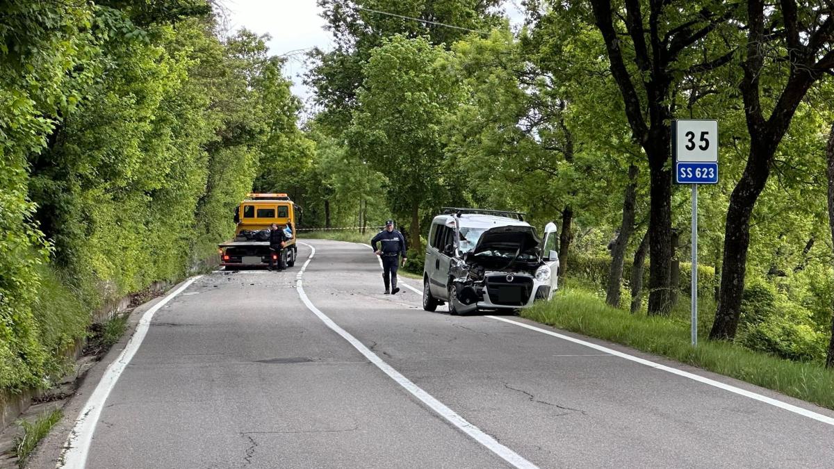 Modena, moto si scontra contro un'auto e prende fuoco: morto 22enne ... Modena, moto si scontra contro un'auto e prende fuoco: morto 22enne ...