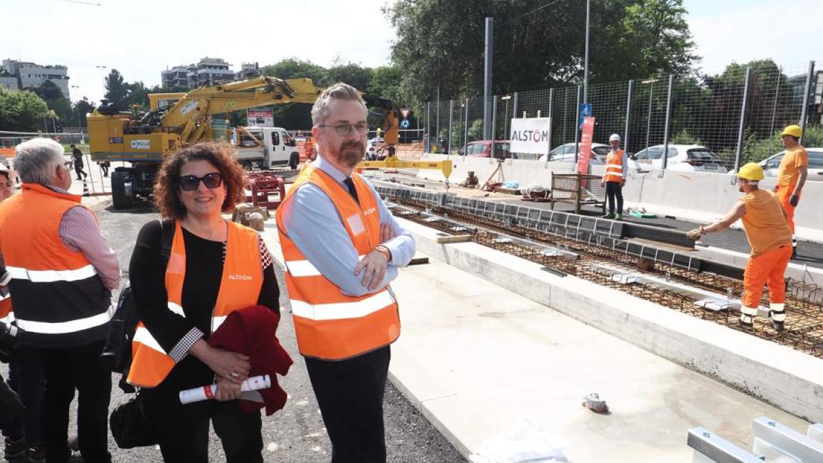 Tram, Lepore posa le prime rotaie: «Ok con i tempi. E ci sarà del verde ...