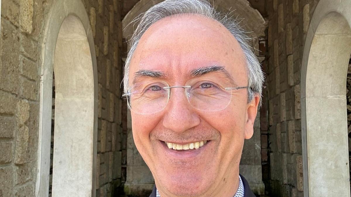 Antonio Romano, l'ex parroco che ha lasciato l'abito talare per amore ...