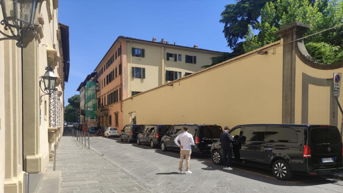 Firenze, Ncc anche sui marciapiedi: un’invasione da piazza D'Azeglio ...