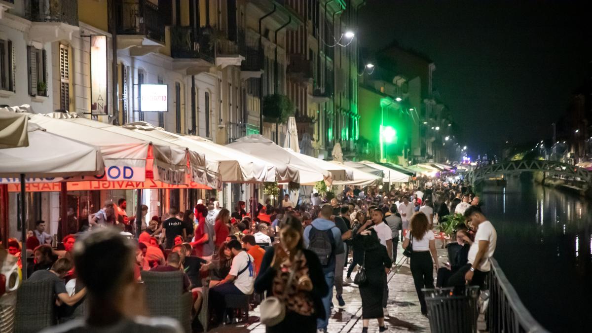 Movida a Milano, mezz’ora in più per i dehors: cancellato lo stop ai ...