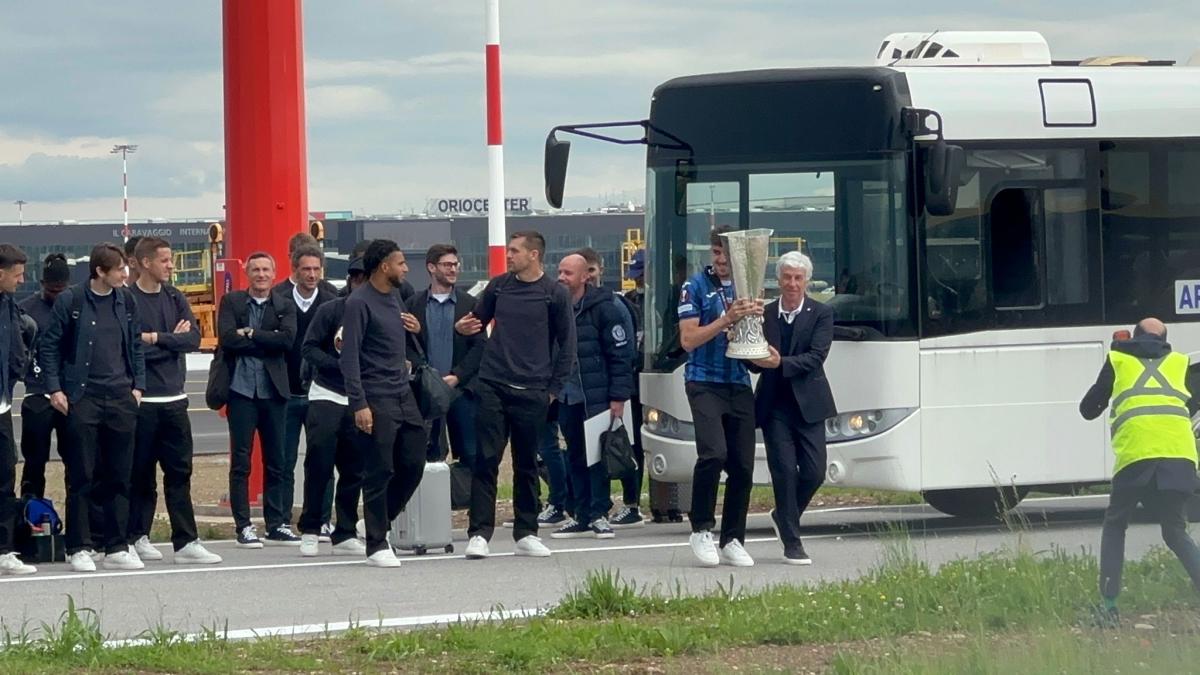 Atalanta, la squadra è tornata tra i cori dei tifosi. Bus «assalito» a ...