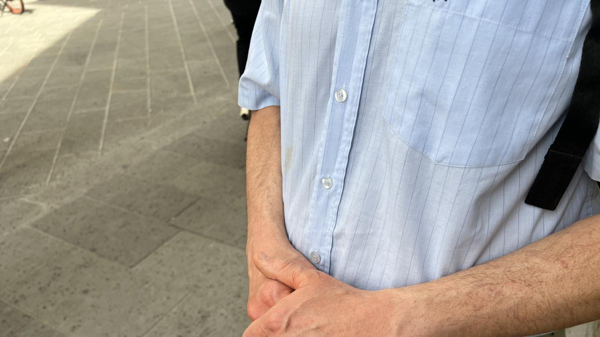 Nicholas ha una laurea in legge e parla 5 lingue, ma dorme dove capita ...