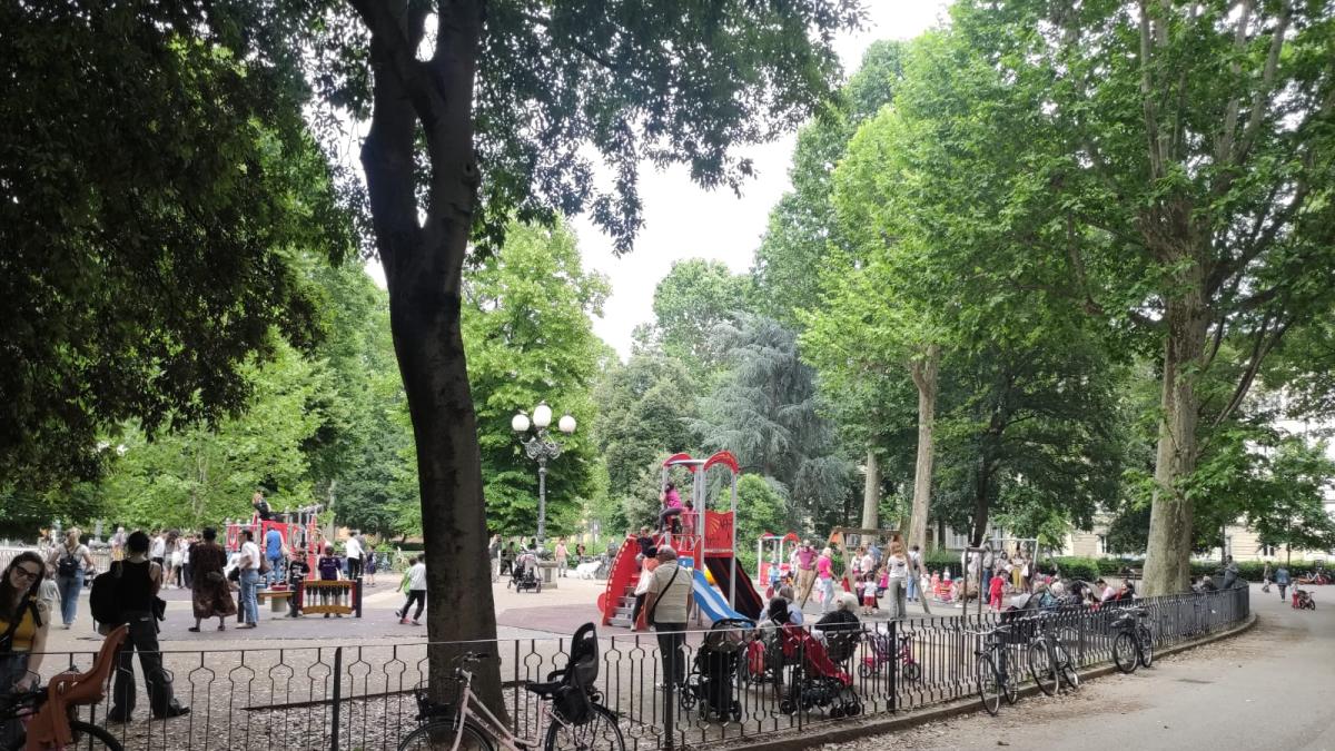Baby gang in piazza D'Azeglio a Firenze: scatta la polemica politica ...