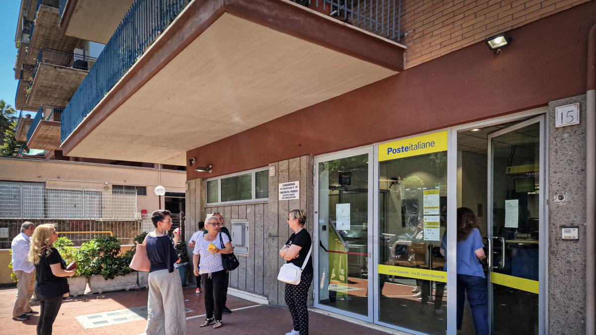 Roma, rapine e assalti: le Poste si blindano. Vademecum per gli impiegati: «Non reagite ...