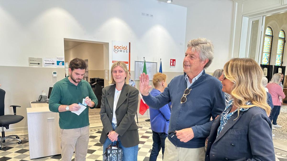 Andrea Pezzotta con la moglie Carlotta e i figli al seggio della Domus ...