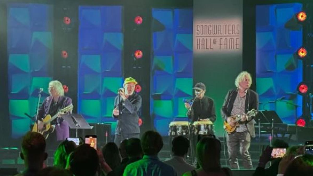 R.E.M., reunion a sorpresa dopo 15 anni: la band suona «Losing My ...