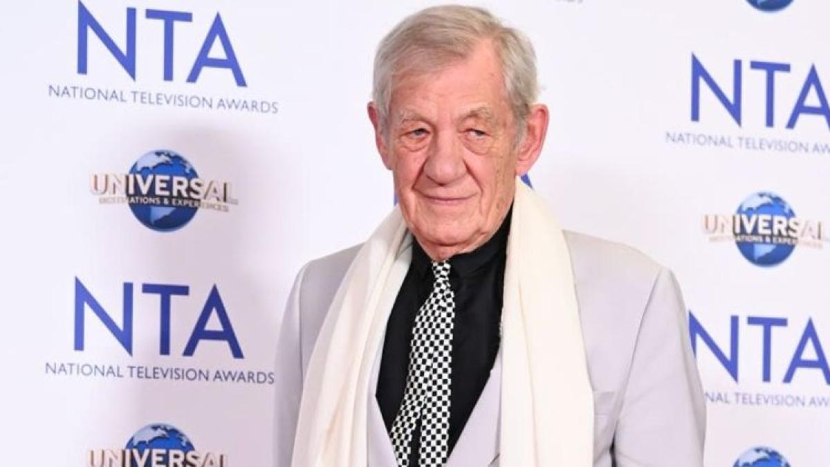 Ian McKellen cade dal palco durante una recita: ricoverato in ospedale ...