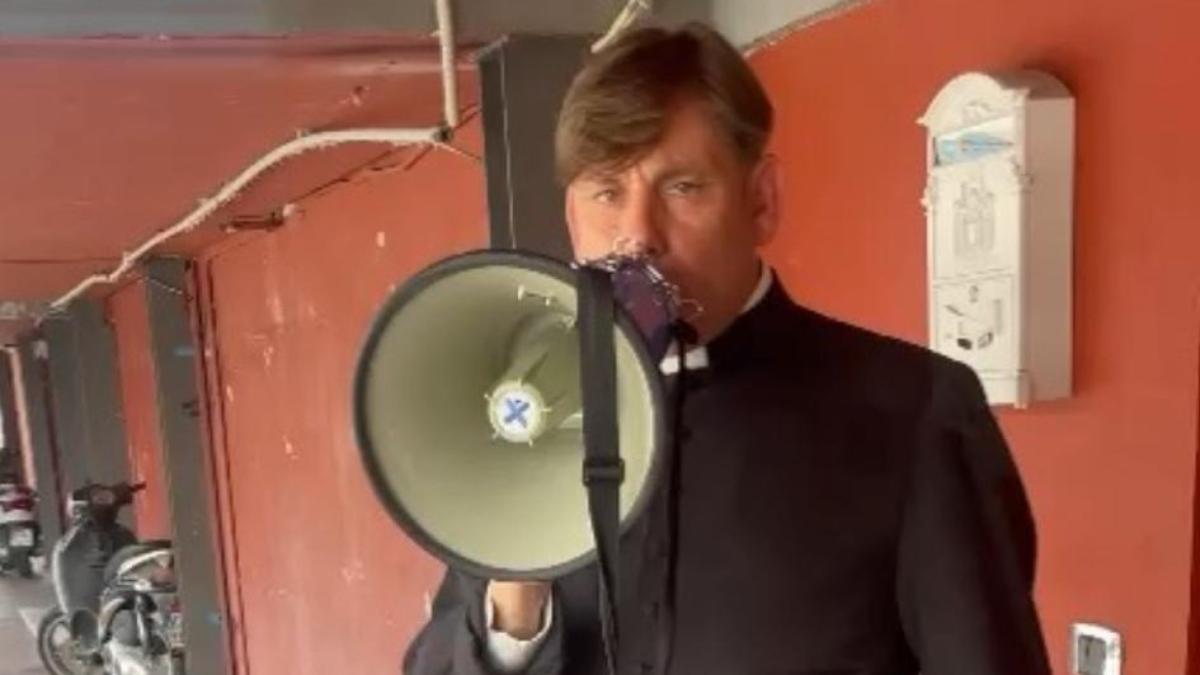 Don Antonio Coluccia, il prete romano anti-mafia col megafono nella ...