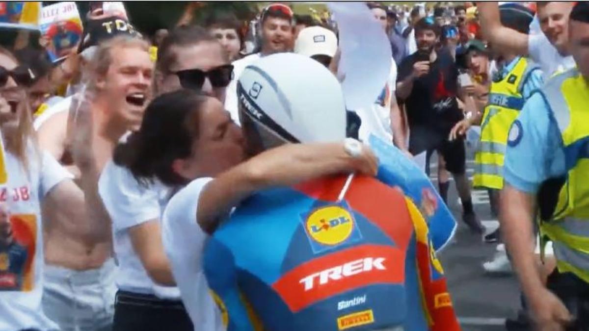 La giuria del Tour de France multa Julien Bernard per un bacio a moglie ...