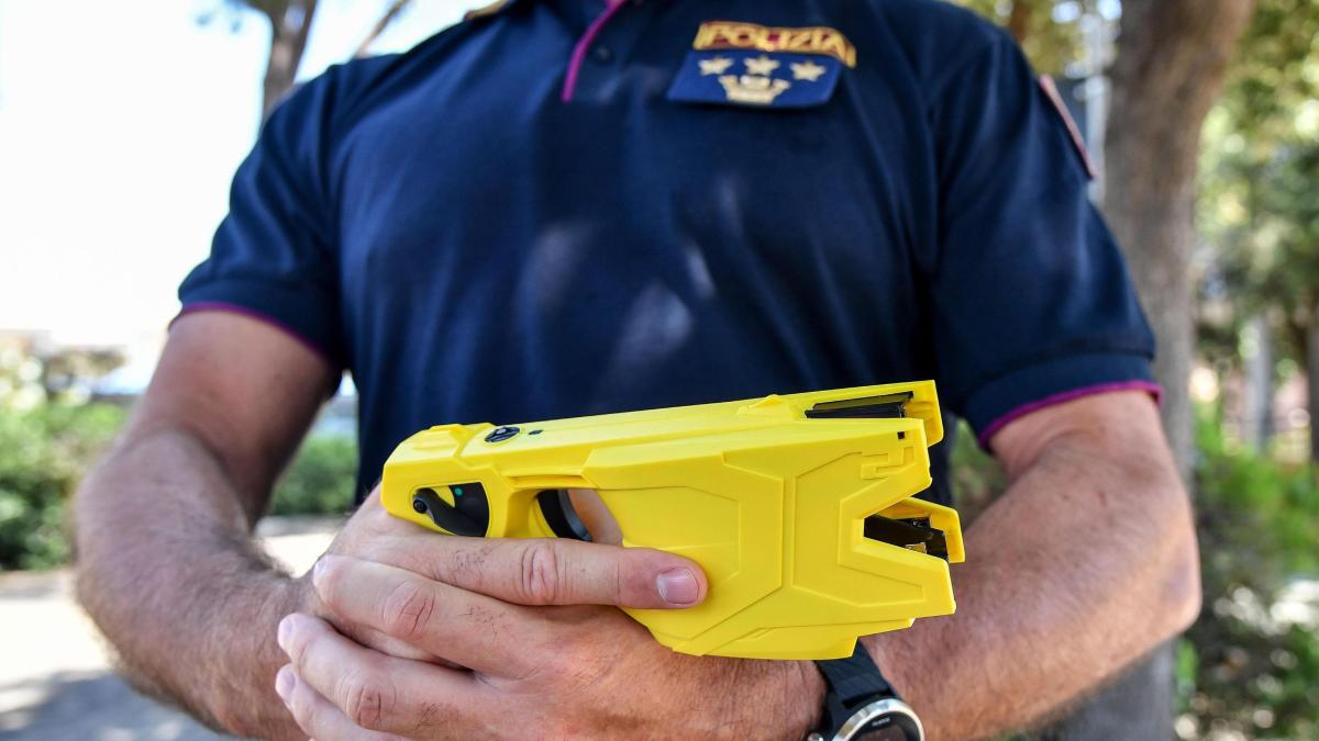 Taser elettrico, ecco come funziona, quando si usa e i limiti di legge ...