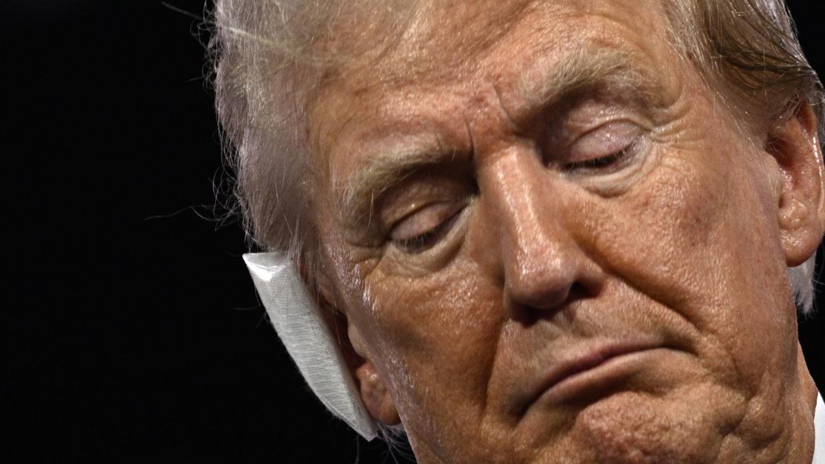 La prima apparizione di Trump dopo l'attentato: l'orecchio bendato, i ...