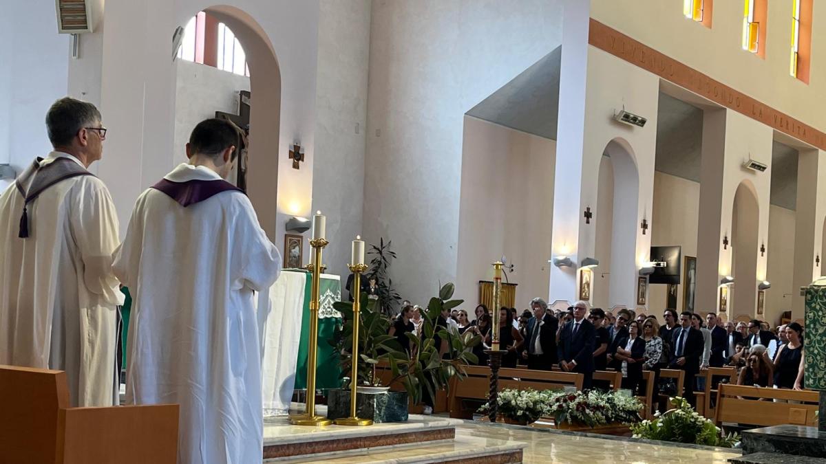 Salerno, l'ultimo saluto a Mario Valiante e Wilma Fezza. I nipoti: «Ci ...