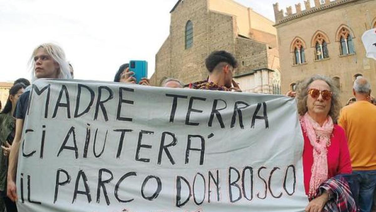 Bologna, la protesta al parco Don Bosco contro le nuove scuole Besta ...