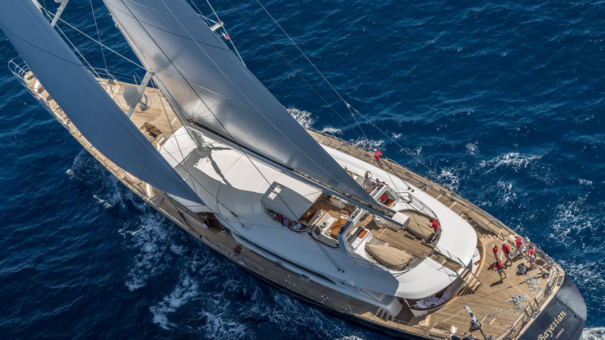 Il veliero Bayesian, la nave extra lusso con l'albero in alluminio più ...