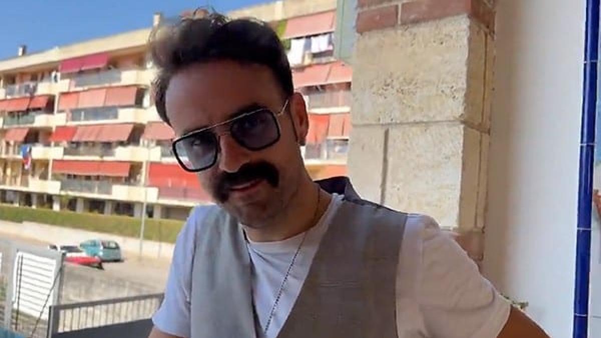 Don Roberto Faccenda, il prete ultrà di Salerno con orecchino e ...